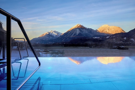 Piscina exterior, espreguiçadeiras . Gasthof Hotel Post