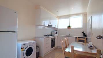 Apartamento, 2 quartos, cozinha | Cozinha privada | Um frigorífico, uma cafeteira/bule, uma chaleira elétrica