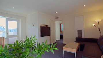 Apartamento, 2 quartos, cozinha | Sala | Televisor de ecrã plano de 42 polegadas com canais via satélite