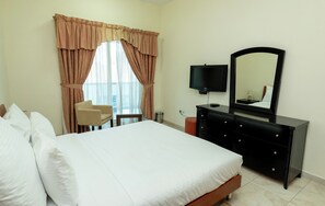 1 quarto, cofres nos quartos, escrivaninha, cortinas blackout