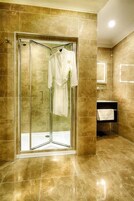 Double Room with external private bathroom | Banheiro | Chuveiro/banheira combinados, toalhas de banho