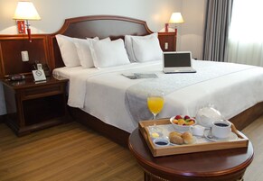 Quarto executivo | Cofres nos quartos, escrivaninha, cortinas blackout