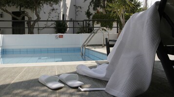 Área da piscina com aviso indicando uma distância de 150 metros.