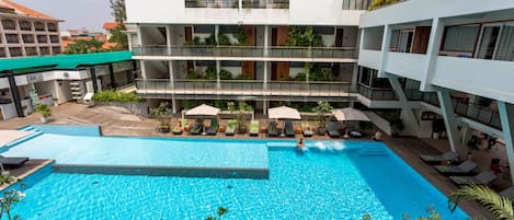 Piscina exterior, toldos gratuitos, guarda-sóis