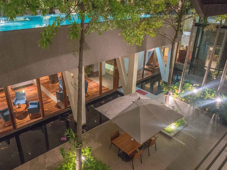 Este bar de cocktails, junto à piscina, aberto diariamente