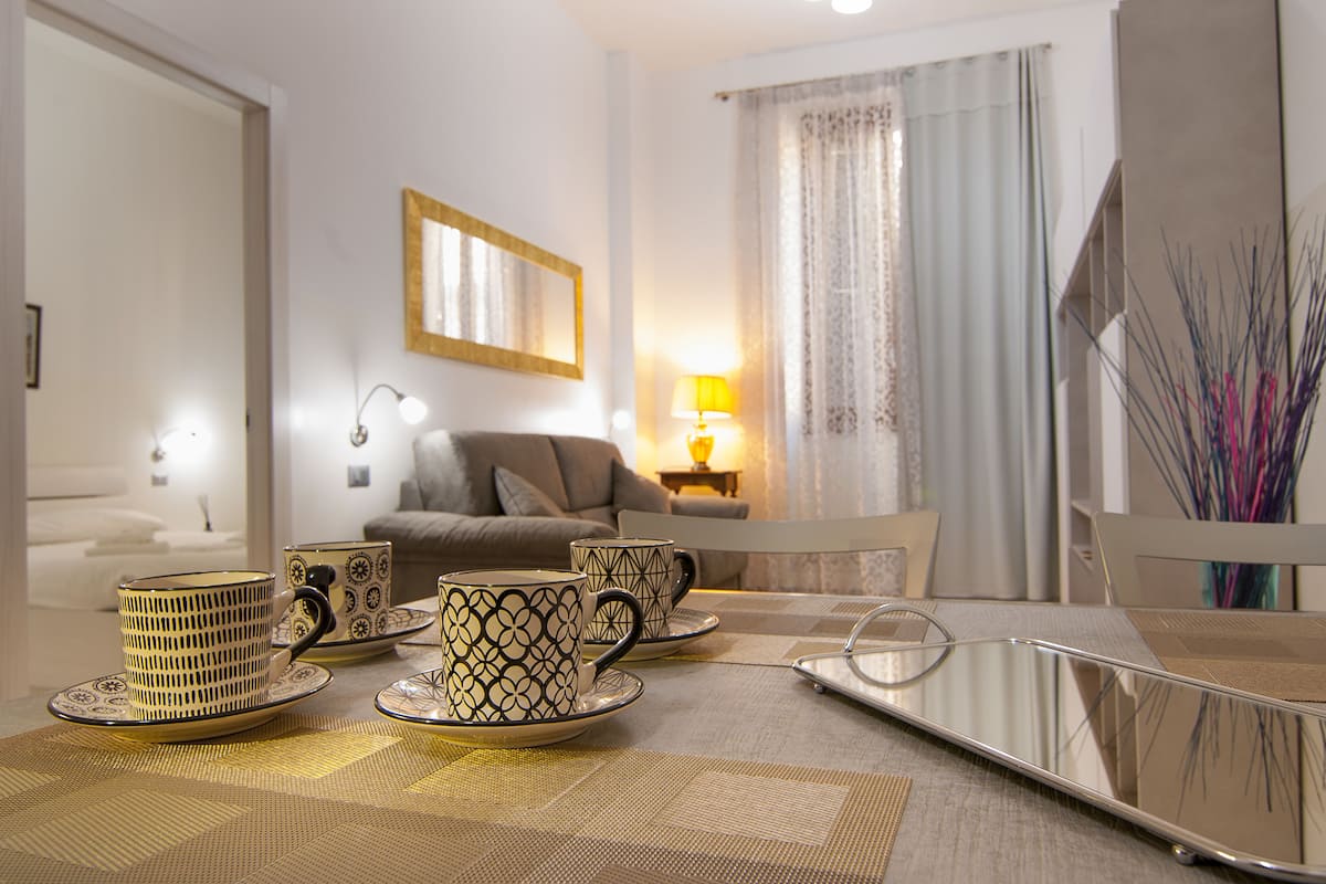 Uma sala de estar moderna com sofá, mesa de centro e objetos decorativos.