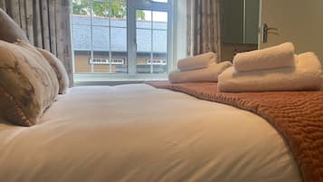 Quarto Básico, 1 cama de casal | Wi-fi grátis, roupa de cama fornecida