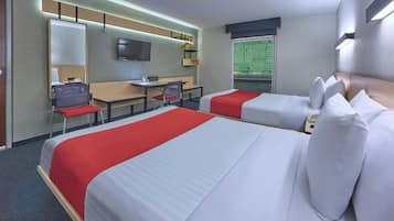 Quarto, 2 camas de casal | Secretária, cortinas/cortinados opacos, quartos insonorizados