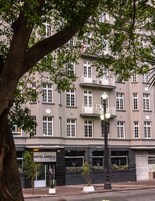 Um edifício com uma placa indicando 