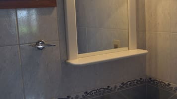 Chuveiro, secador de cabelo, bidê, toalhas de banho