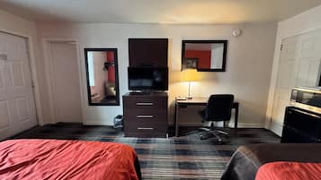 Quarto, várias camas | Escrivaninha, roupa de cama