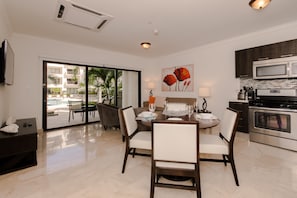 1 Bedroom Pool Level Majestic Palm | Área de estar | TV de tela plana 38 polegadas com canais a cabo, TV