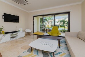 1 Bedroom Pool Level Majestic Palm | Sala de estar | TV de tela plana 38 polegadas com canais a cabo, TV