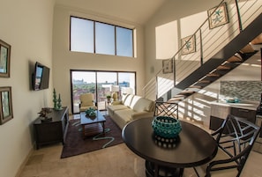 Condo panorâmico, 2 quartos, para não fumantes, vista para a piscina | Sala de estar | TV de tela plana 38 polegadas com canais a cabo, TV