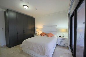 Condo luxo, 3 quartos, cozinha, vista para o resort | Cofres nos quartos, individualmente decorados