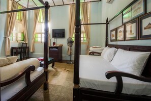 Cofre no quarto, secretária, ferro/tábua de engomar, Wi-fi grátis