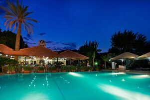 2 piscinas exteriores, guarda-sóis, espreguiçadeiras 