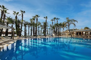 2 piscinas exteriores, guarda-sóis, espreguiçadeiras