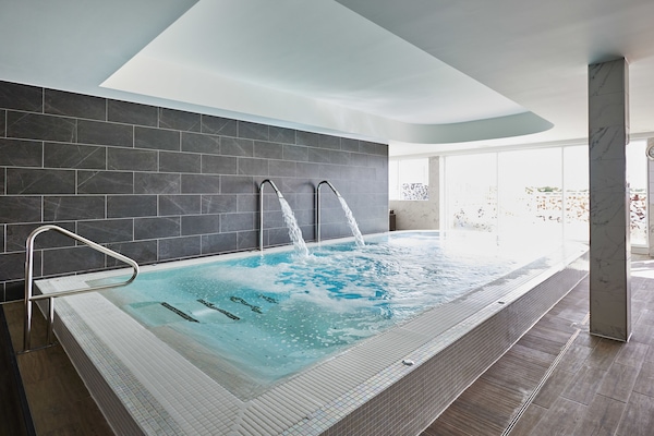 Salas para tratamentos a dois, sauna seca, banheira de hidromassagem