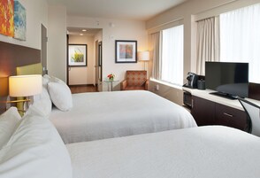 Quarto, 2 camas Queen, para não fumantes, no canto | Roupas de cama premium, edredons de pluma, cofres nos quartos