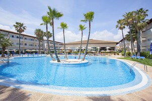 2 piscinas interiores, 3 piscinas exteriores, guarda-sóis 