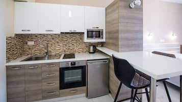 Estúdio Superior, vista para o mar, no rés do chão | Cozinha privada | Um frigorífico, uma placa de cozinha, uma cafeteira/bule
