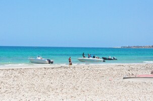 Uma praia privada, praia de areia branca, espreguiçadeiras 