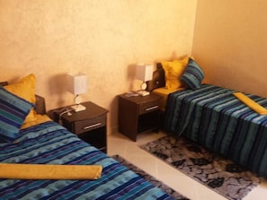 Quarto Twin, 2 camas individuais, vista para a piscina | Cofre no quarto, cortinas/cortinados opacos, ferro/tábua de engomar 