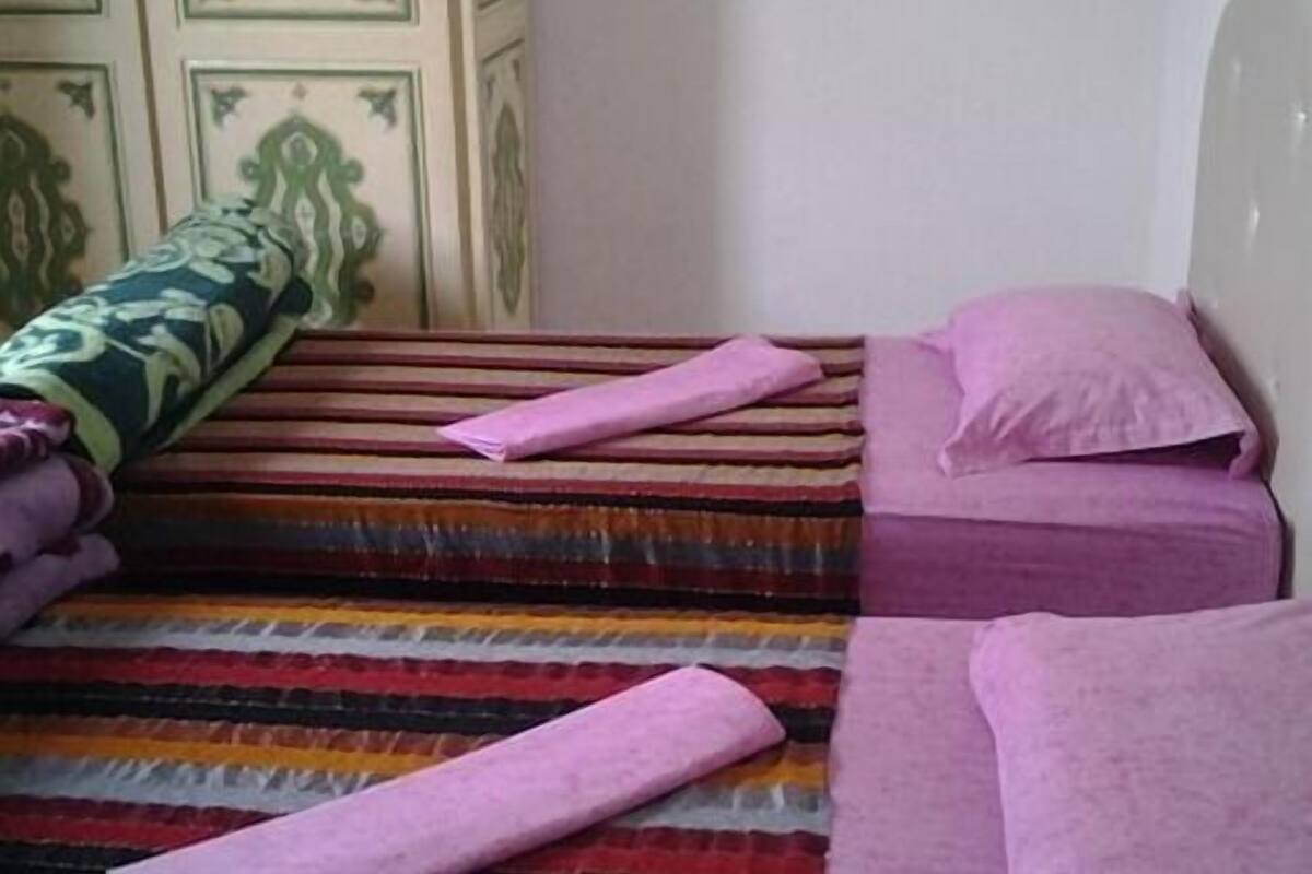 Quarto Twin, 2 camas individuais, vista para a piscina | Cofre no quarto, cortinas/cortinados opacos, ferro/tábua de engomar