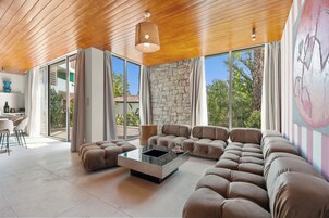 VILLA DE ROSE | Sala de estar | Televisor de ecrã plano de 66 cm com canais digitais, televisor 