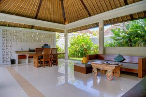 Vila executiva, 1 quarto | Área de estar | TV LED 32 polegadas com canais a cabo, TV, Netflix