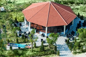 Bar à beira da piscina