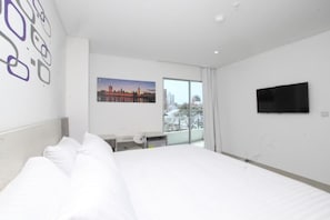 Quarto Individual Superior | Roupa de alta qualidade, edredões de penas, camas de colchão pillowtop 