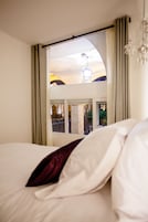 Quarto clássico | Cofres nos quartos, escrivaninha, Wi-Fi de cortesia, roupa de cama