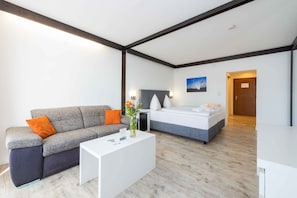 Quarto casal luxo, para não fumantes, ao lado do lago | Cofres nos quartos, escrivaninha, cortinas blackout, berços grátis