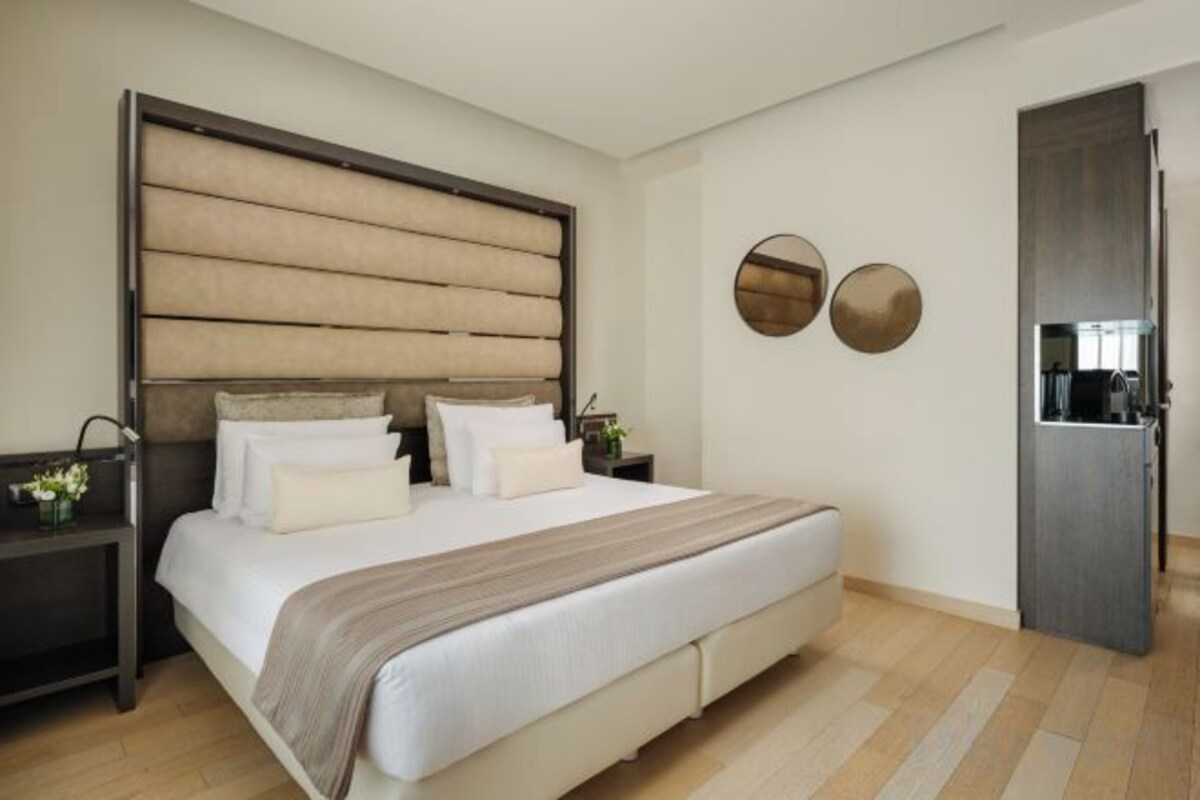 Roupa de alta qualidade, edredões de penas, minibar, cofre no quarto 