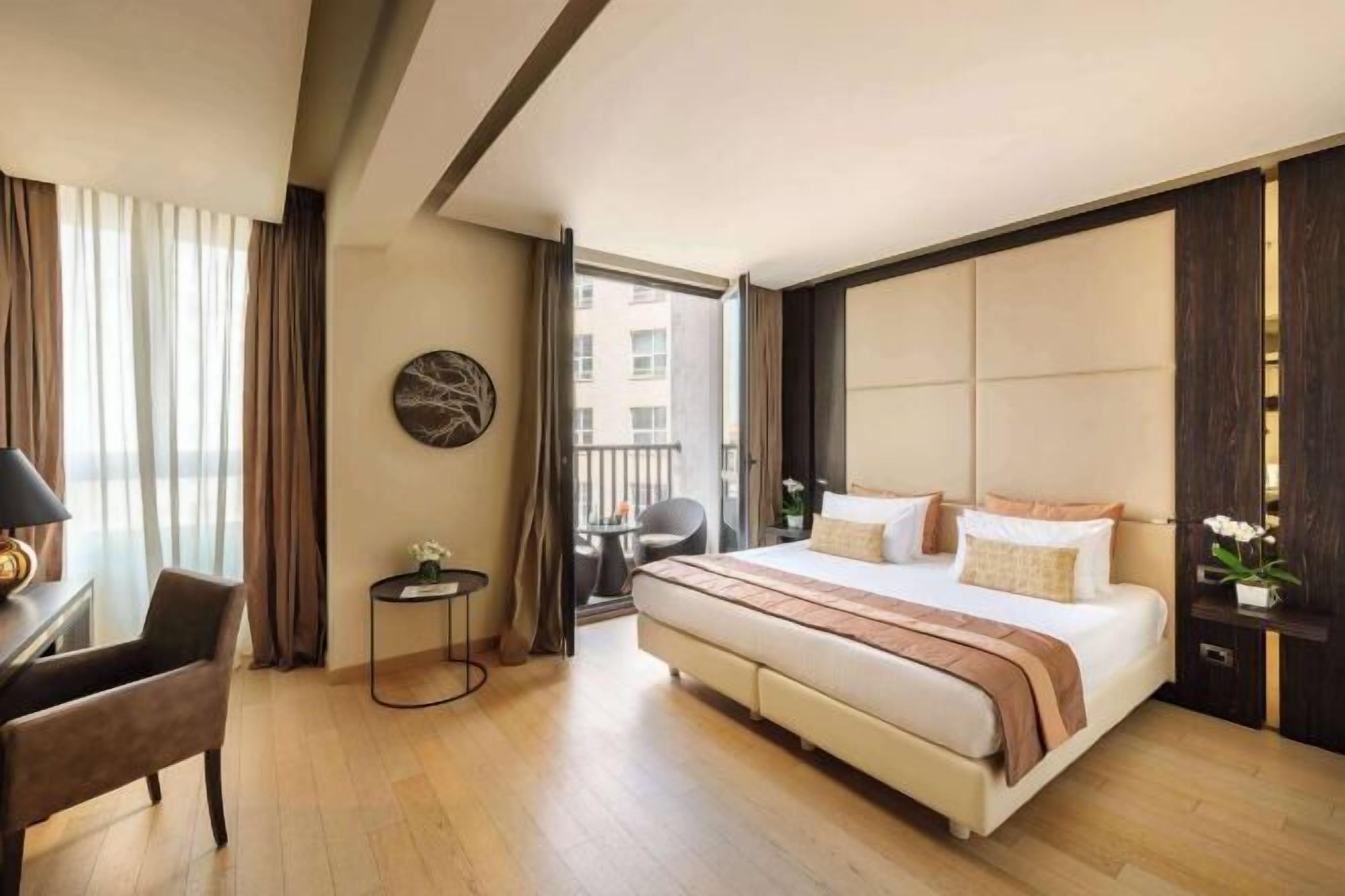 Roupa de alta qualidade, edredões de penas, minibar, cofre no quarto 
