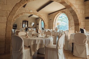 Pequenos-almoços, almoços, jantares servidos, cozinha local 