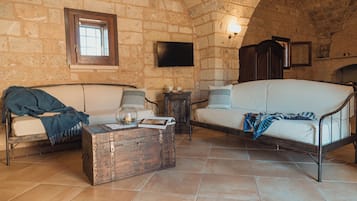 Suíte estúdio luxo, 1 cama de casal, suíte, vista para o jardim | 1 quarto, frigobar, cofres nos quartos, individualmente decorados