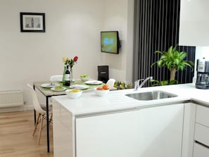Apartamento, 2 quartos | Refeições no quarto