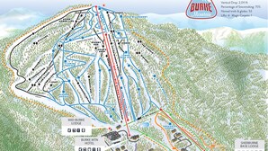 Mapa de uma estância de esqui com trilhas marcadas, lodges e instalações como o Mid-Burke Lodge e a Burke Mountain Academy.
