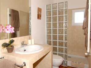 Quarto Duplo Comfort | Casa de banho | Artigos de higiene pessoal grátis, um secador de cabelo 