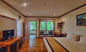 Quarto luxo, vista parcial para o mar | Frigobar, cofres nos quartos, escrivaninha, cortinas blackout