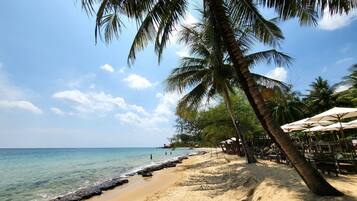 Uma praia privada, espreguiçadeiras, guarda-sóis de praia, snorkel