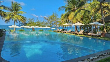 Piscina exterior, espreguiçadeiras 