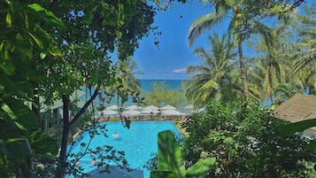 Piscina exterior, espreguiçadeiras