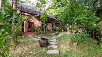 Quarto superior, vista para o jardim (30 Meters From The Beach) | Vista para o jardim