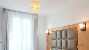 Quarto Duplo, casa de banho partilhada | Secretária, secretária adequada para computadores portáteis