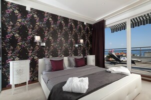 Roupa de alta qualidade, cofre no quarto, com decoração personalizada 