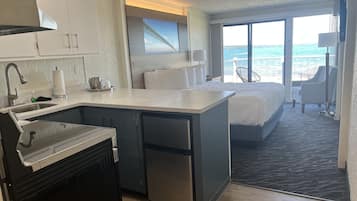 Suíte estúdio júnior, 1 cama King, cozinha americana (2nd Floor room w/King Bed W/ Kitchen) | Cortinas blackout, ferros/tábuas de passar roupa, Wi-Fi de cortesia